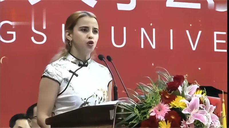 江苏大学毕业典礼,美女留学生,诗意般的演讲,引来尖叫声丨综艺