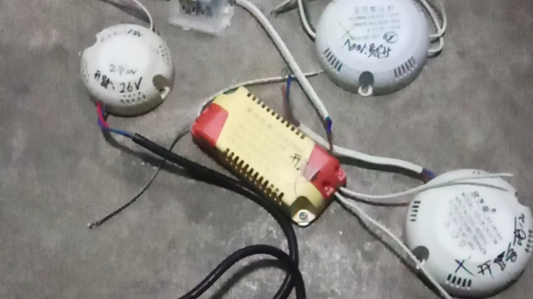 ...、自己认知的LED恒流源空载电压》 理论上是无穷大,实际上应该为最...