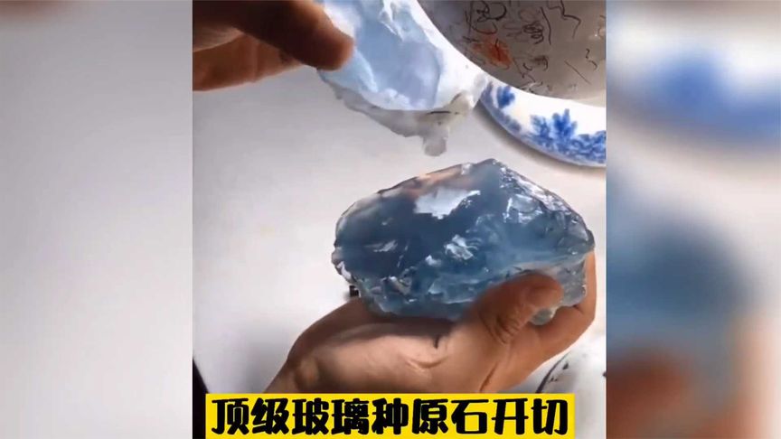 一块顶级玻璃种翡翠原石,切割,成品现场。#翡翠#翡翠原石