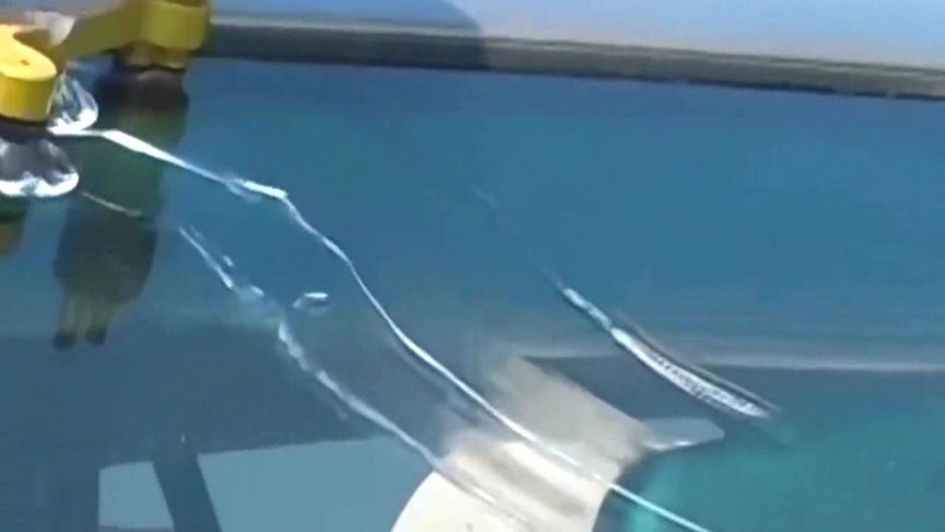 修理工修复汽车挡风玻璃,技术让4s店的师傅都自愧不如!