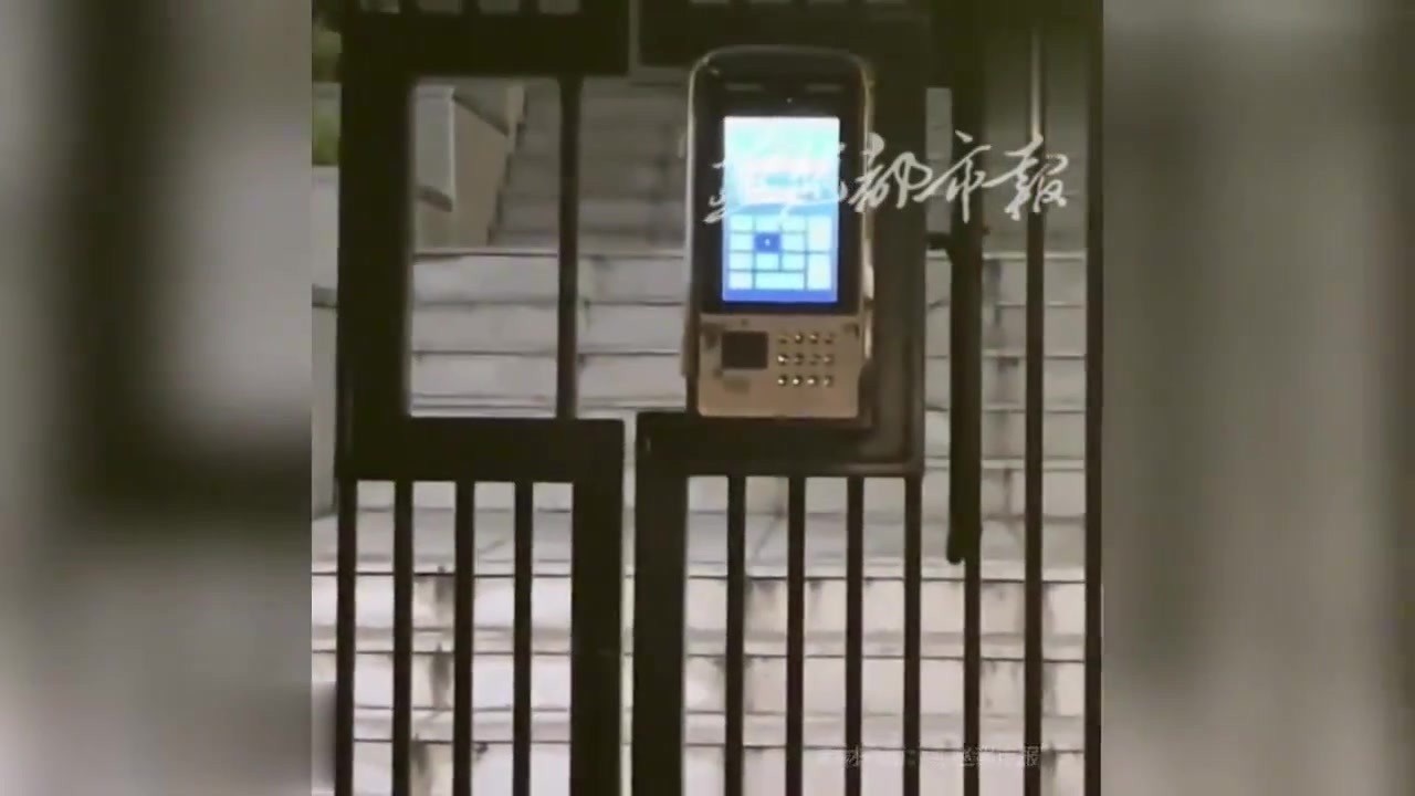 男子深夜回家,发现小区门禁正在自己输密码,它还按"确认"键