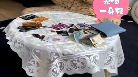 小夫妻还清20万信用卡亲手全部销毁,妻子:所有信用卡注销后就剪卡了,...