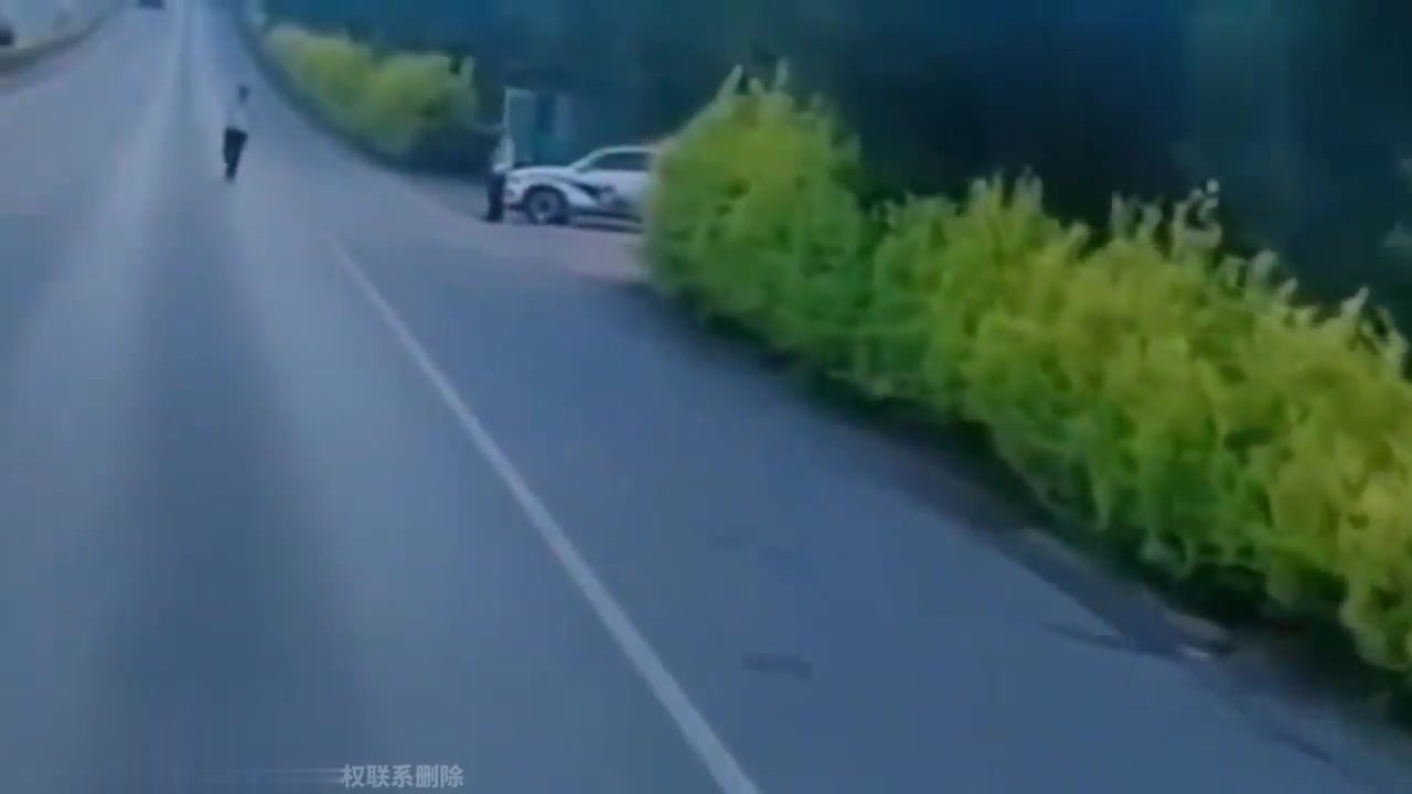 下长坡,交警路中央挡车,能停的住吗?