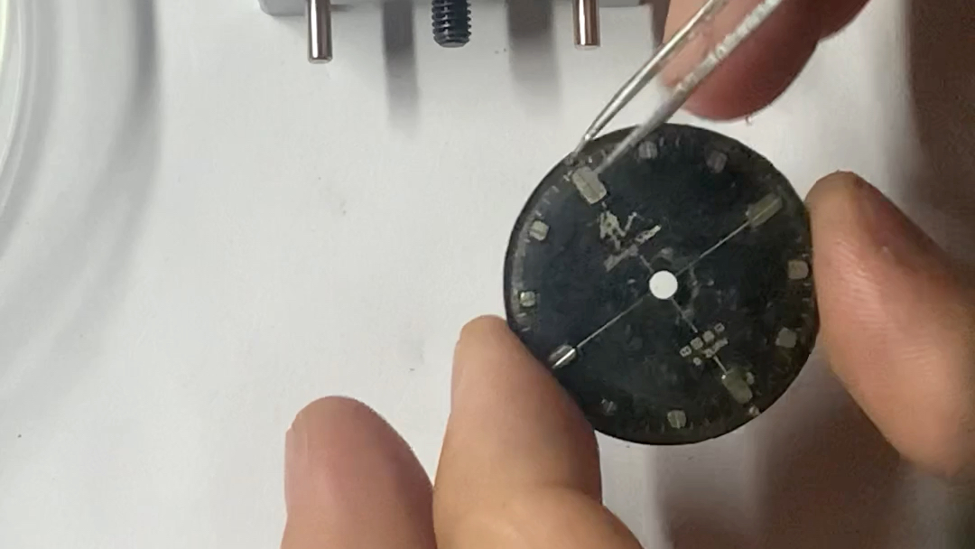 给一个中山老董机芯洗澡,老期的国产机芯因技术和材料限制大多结构...