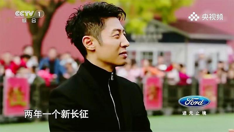 撒贝宁最紧张的一次主持,在天安门城墙内,采访国旗护卫队