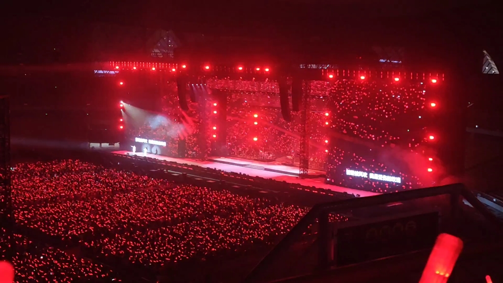 凤凰传奇2024年巡回演唱会之兰州站。今年军训现场很完美!大合唱...