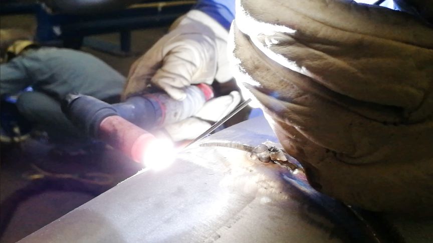 月入18000元,现场看不锈钢管道焊接手法就知是老江湖,技术真牛