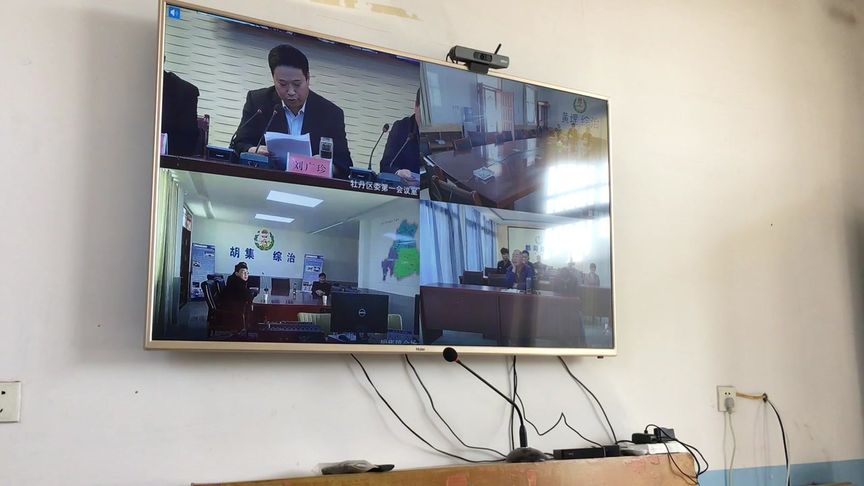 村长通知参加电视会议,感觉好新鲜,农民小伙参会回来表示很遗憾