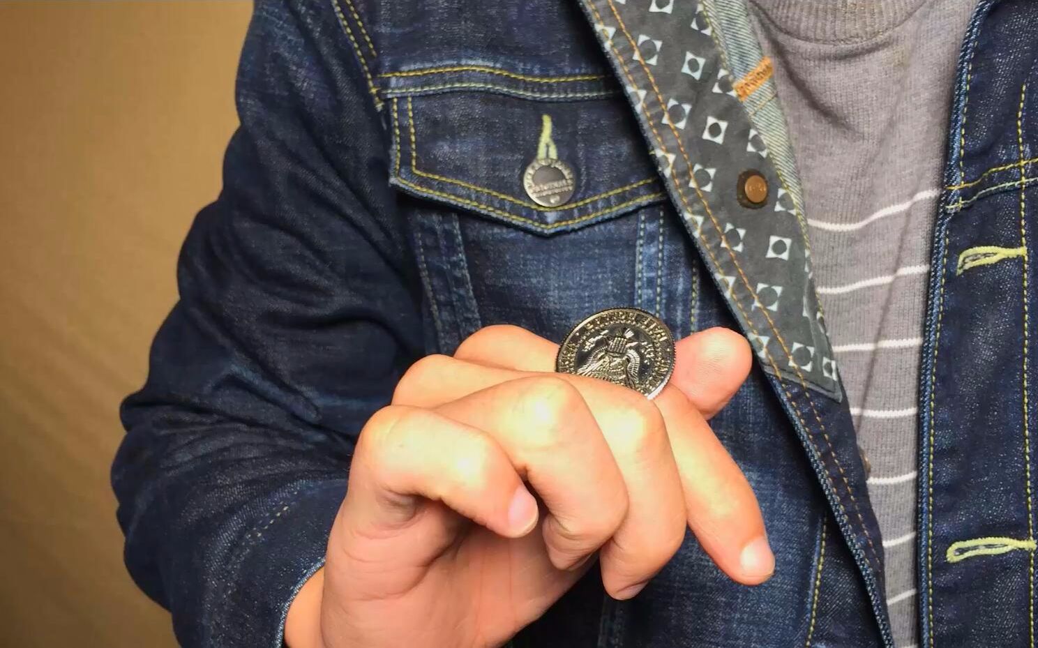 帅气!钱币在5根手指来回翻滚,男人必学!怎么做到的?