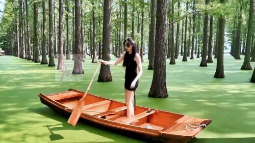 让我们荡起双桨,小姐姐似乎跟这个风景融为一体,风景美,人更美