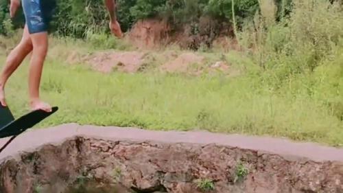 小伙子模仿跳水,这样的跳法还是第一次见!