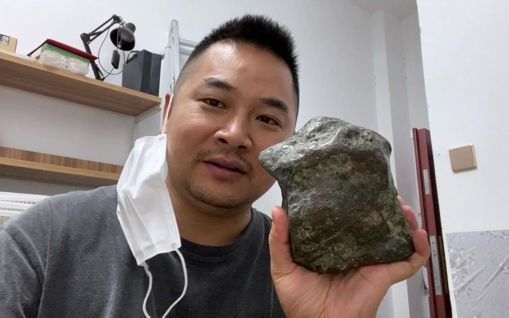 会卡赌满色色料翡翠原石惊喜大涨,拿下这块賭石的老板可以换套小...