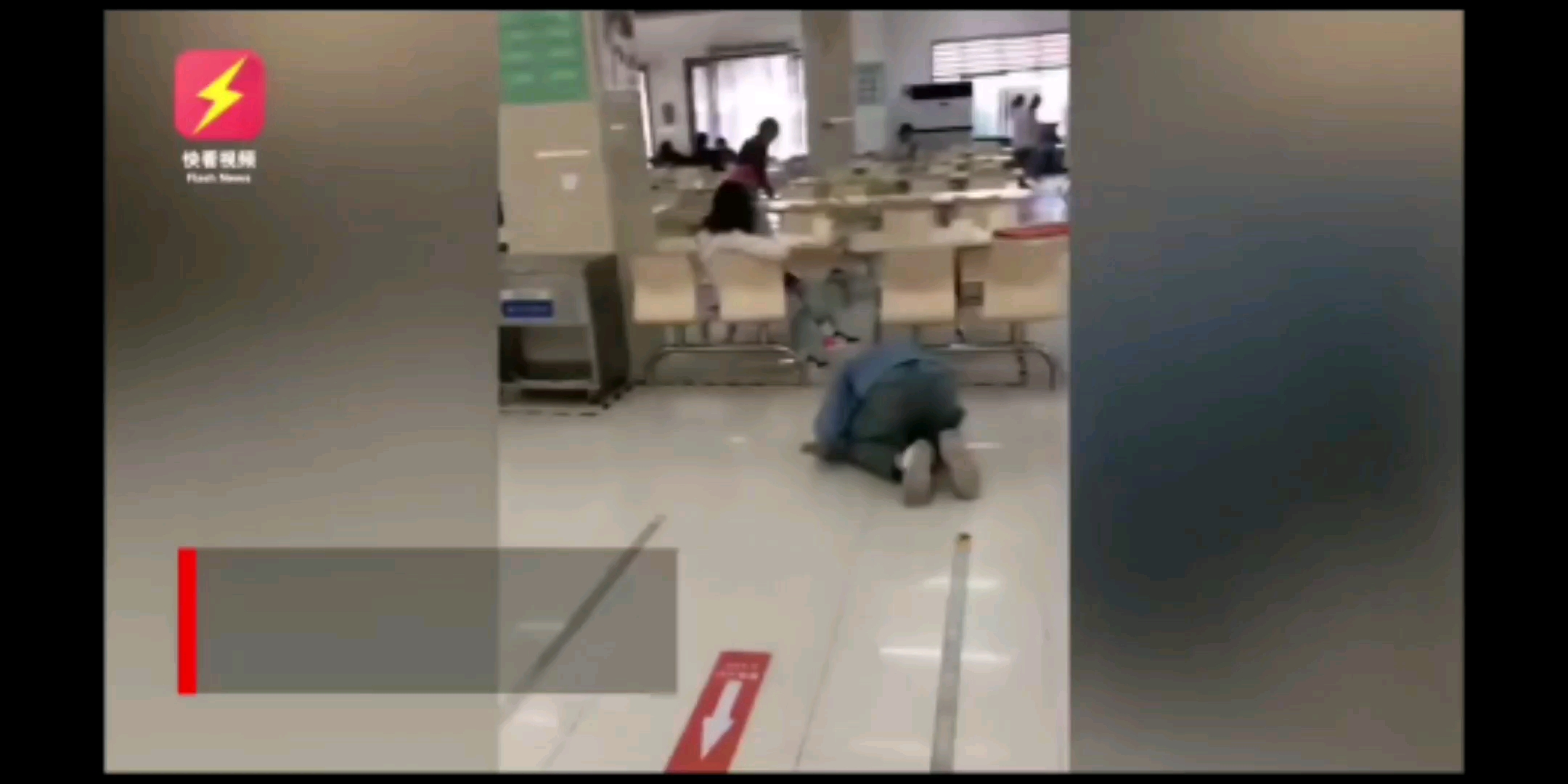 卑微!郑州一男生在食堂向女友下跪磕头,女生头都不回画面太心酸