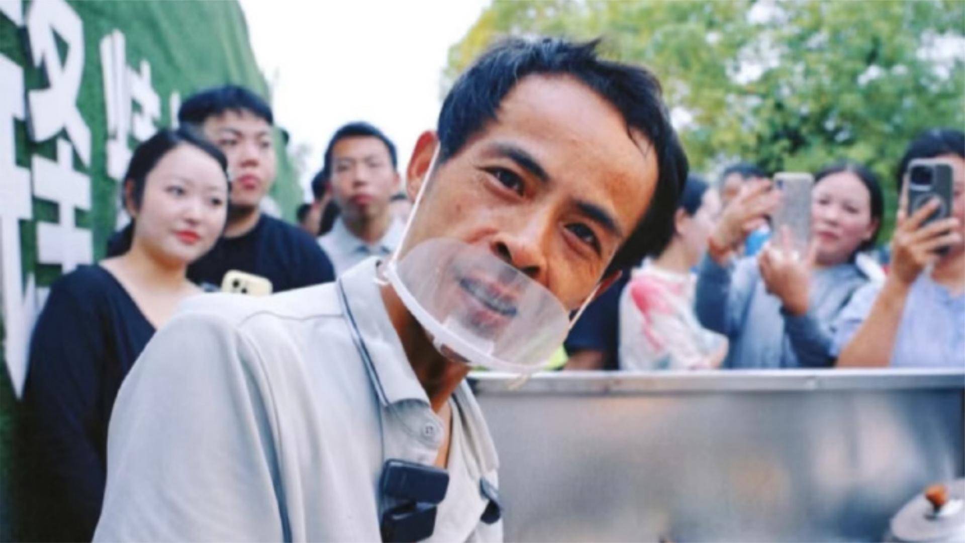 真是鸡排主理人了!鸡排哥成立工作室,摊位已正式安装专属空调
