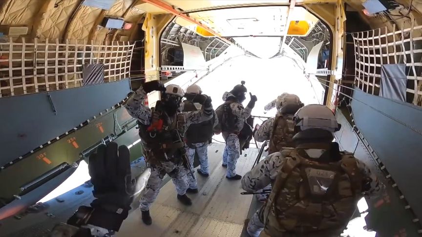 俄空降兵北极地区首次万米空降测试新型降落伞系统