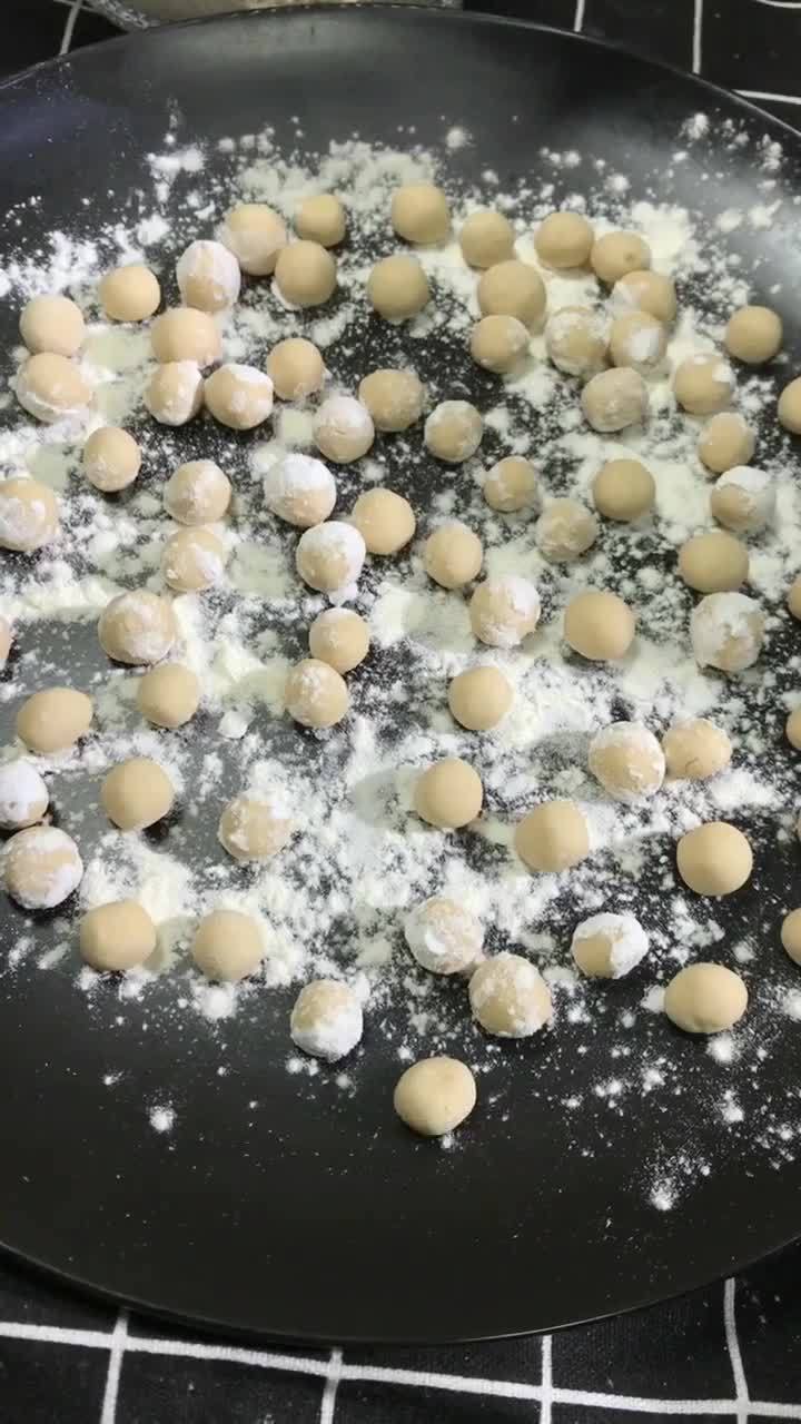 珍珠奶茶做法清水加红糖煮开倒入木薯淀粉中揉成面团搓成球