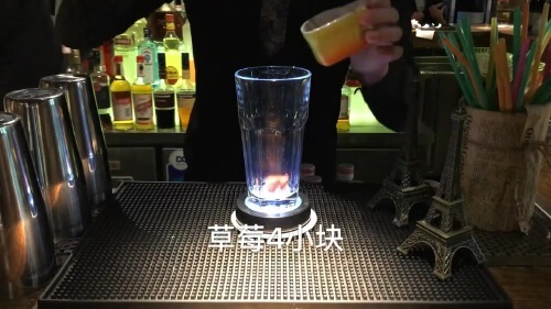 莫吉托(草莓版)草莓,薄荷叶,朗姆酒,莫林草莓糖浆,浓缩柠檬