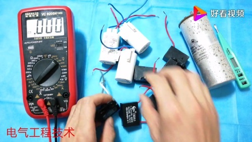 万用表没有电容档?怎么测量电容好坏?知道这个技巧的都是老电工