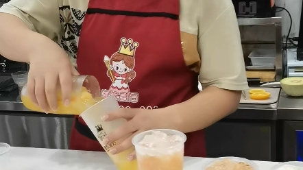 奶茶培训课程从基本知识学起。先教会各种底料的做法,