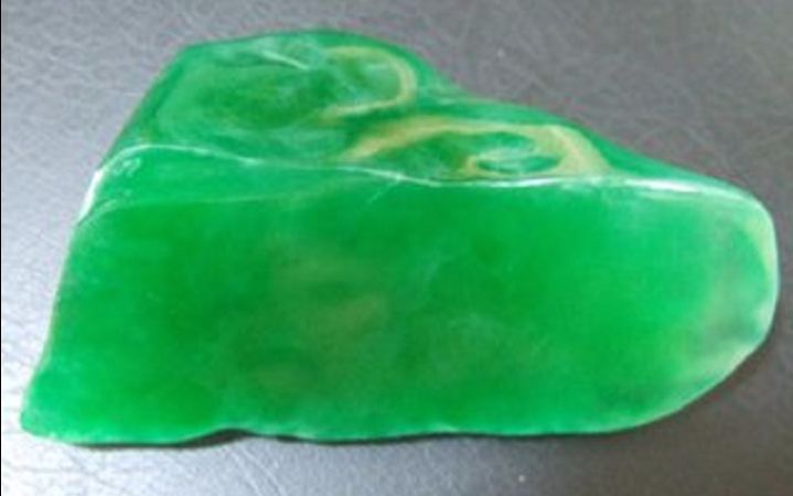 出乎意料,价值3600的翡翠原石,竟切出了高品质戒面色!