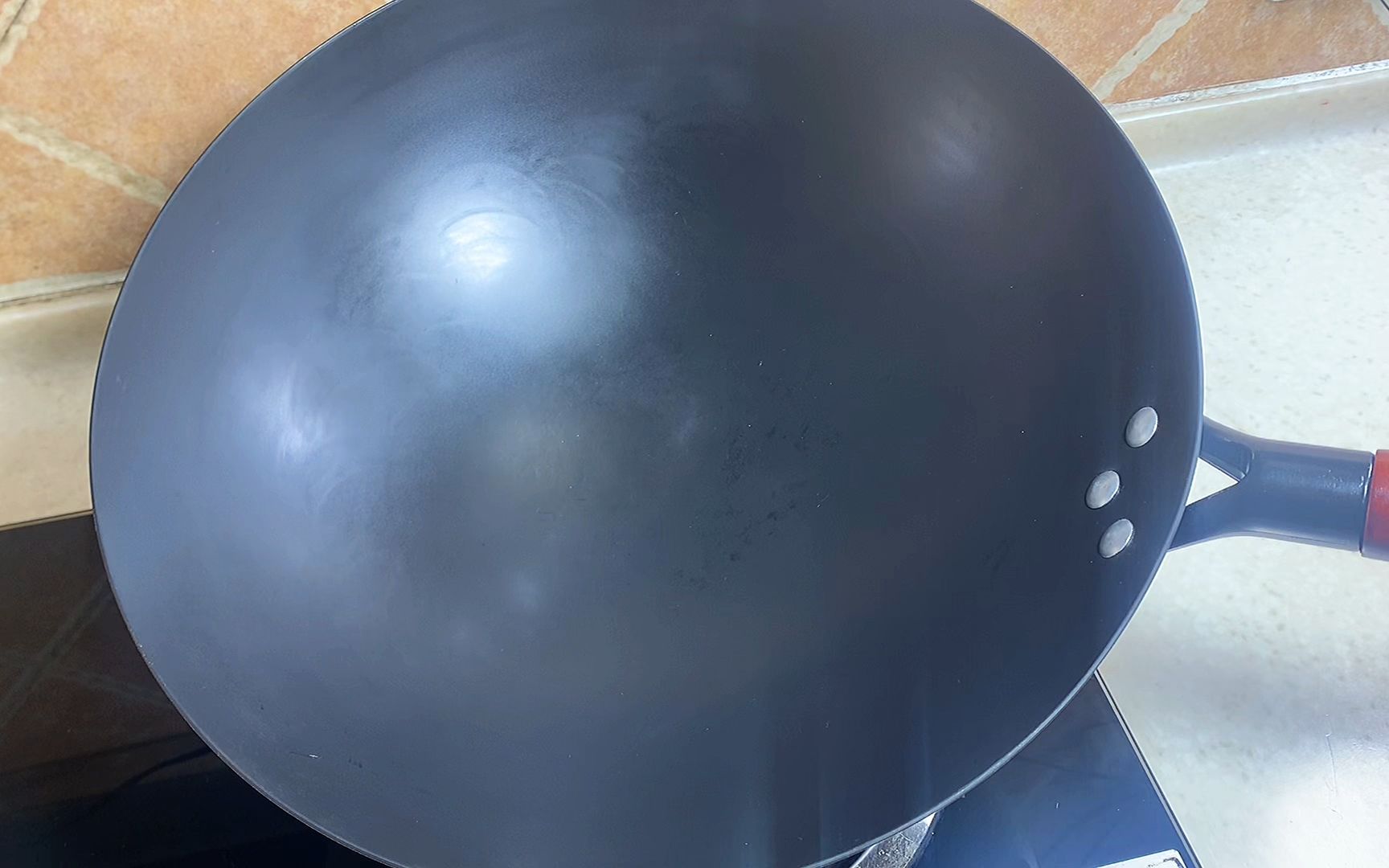 新铁锅最忌直接用火烧,教你最正确开锅方法,保证不会生锈不粘锅