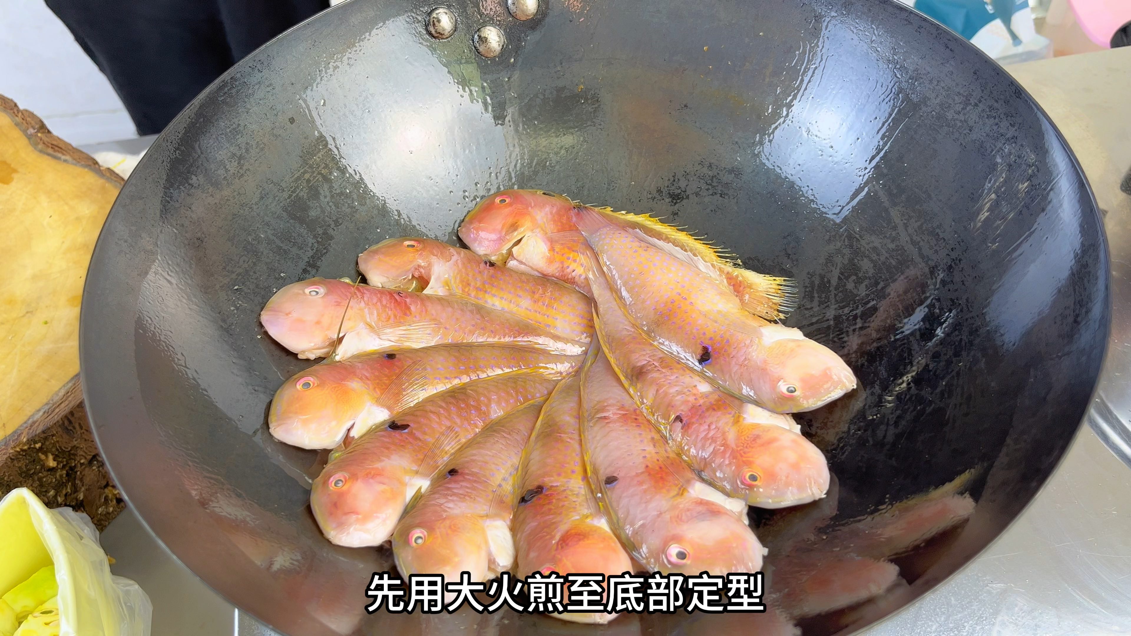 一种不去鱼鳞会更好吃的海鱼:莺歌鱼,胖江分享最简单好吃做法