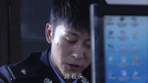 混混男不学好抢小学生钱,被抓到派出所做笔录