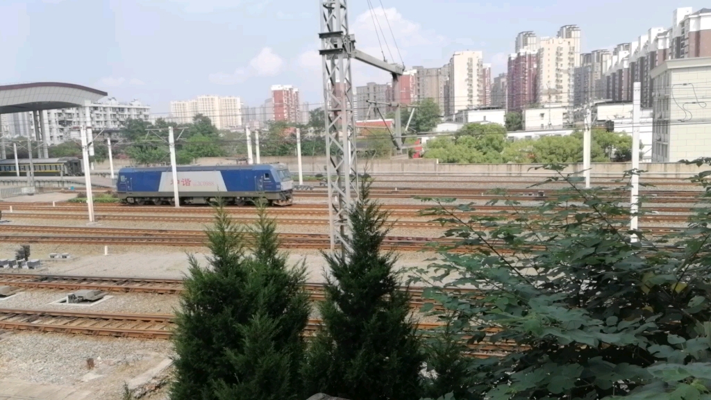 K158次列车进武昌站,本务京局京段HXD3D0162