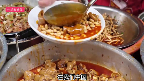 印度人来吃中国美食,称拒绝用筷子,上菜的时候瞬间傻了