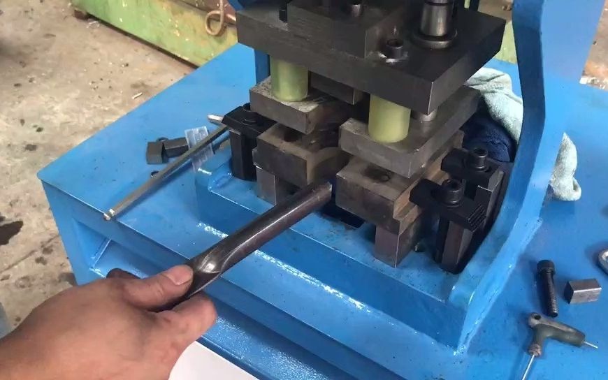 压扁带冲孔32圆管冲压模具多功能液压冲孔机