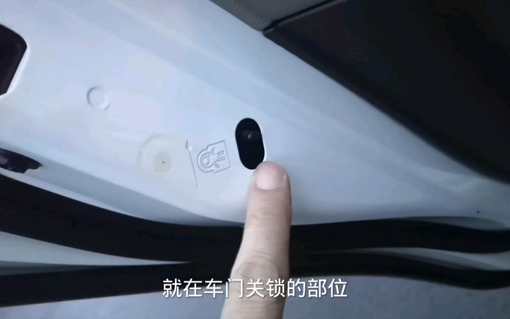汽车后面从里面打不开是这个问题,不需要去修理厂!