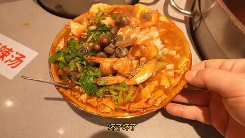 柳州螺蛳粉不臭还特香?本地人揭秘正宗吃法,汤底才是灵魂!