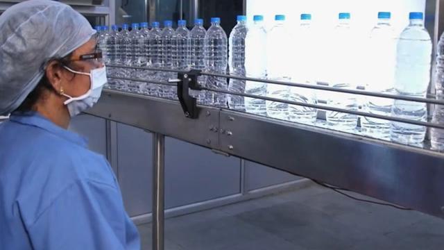 平时生活中的矿泉水,是怎么在工厂制作的?实拍整个加工过程
