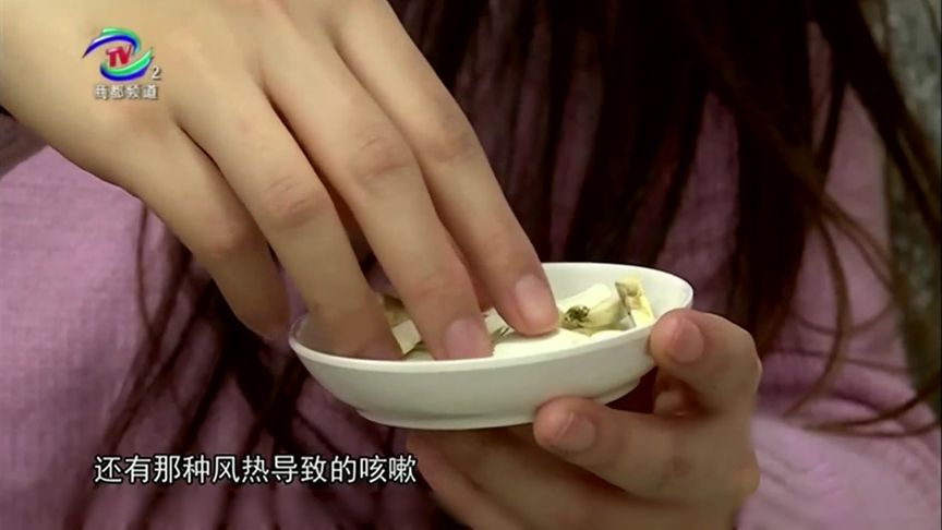 梨煮水还放花椒?小姐姐这是“治咳嗽”黑暗料理!