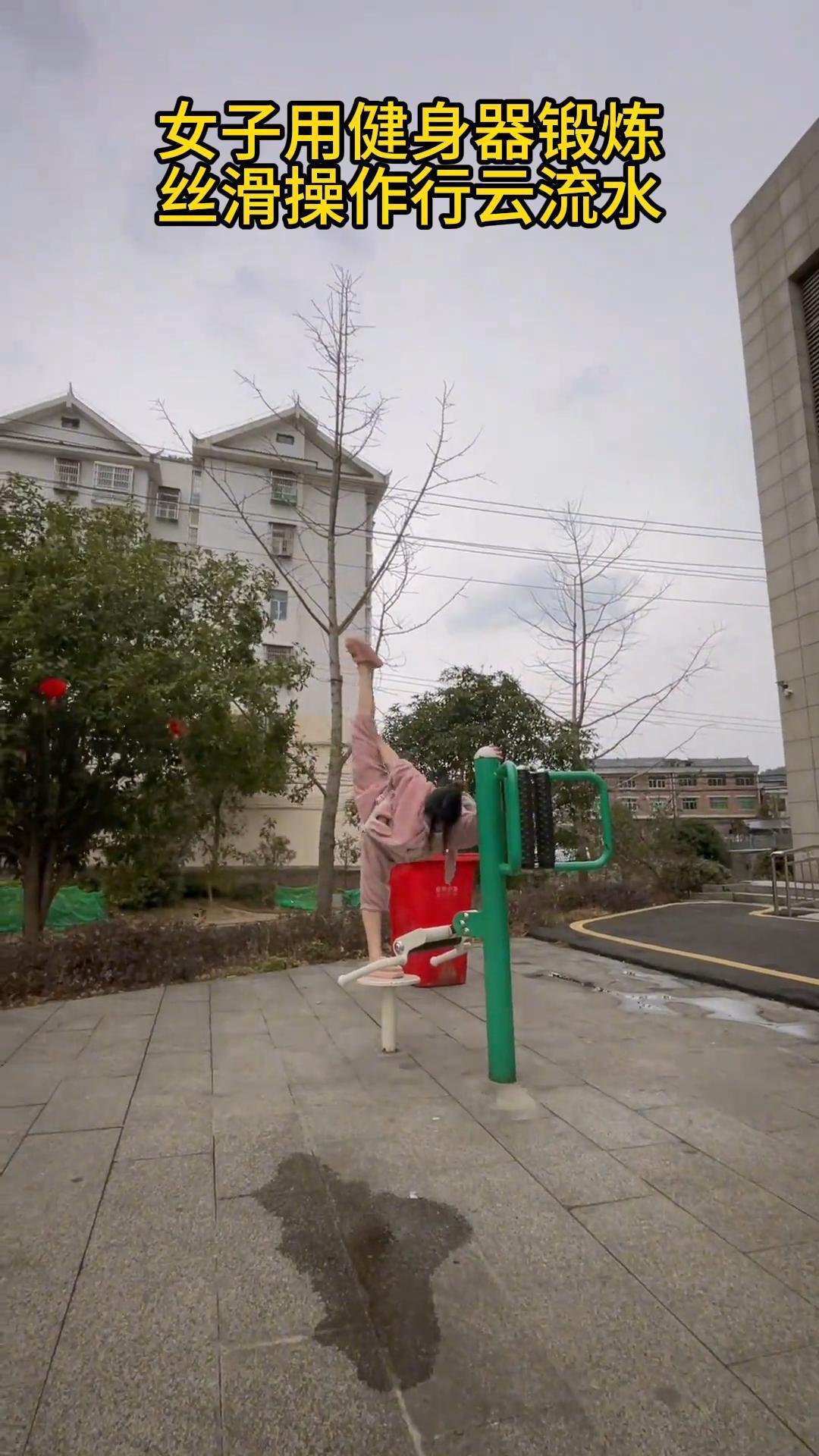 女子用健身器锻炼,丝滑操作行云流水,网友:猴都没你灵活