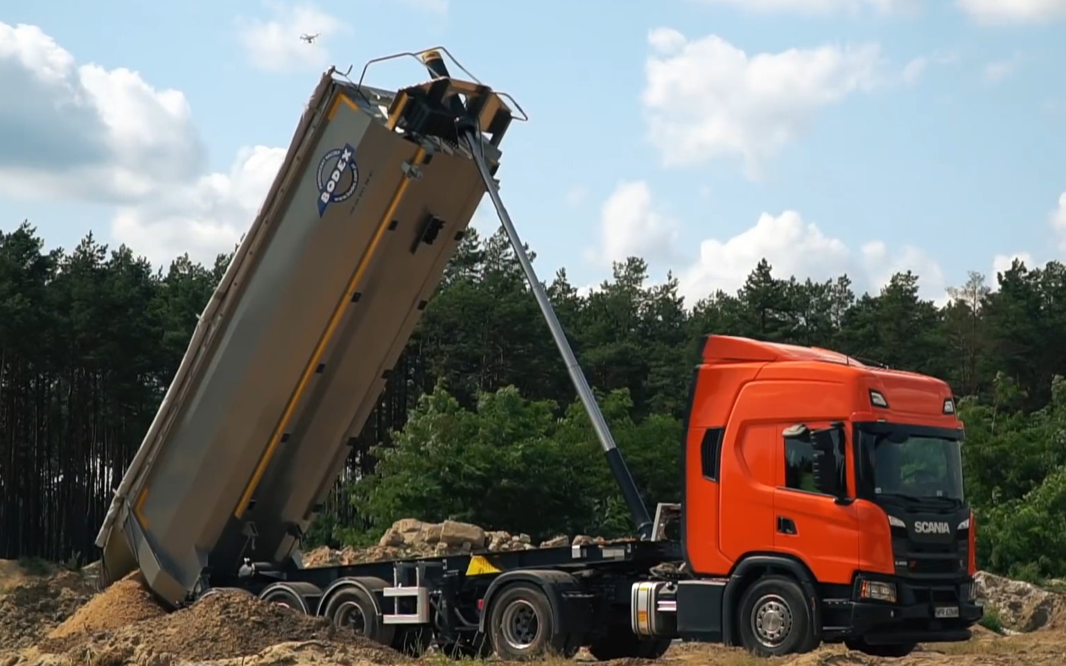 斯堪尼亚G450 XT牵引黑科技自卸挂车工作