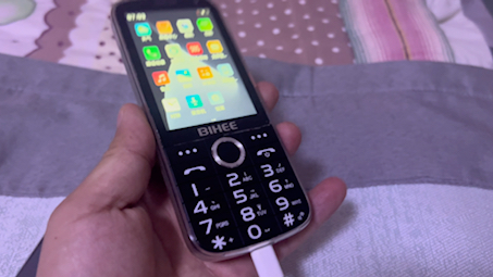 百合a89能改串,不能拆电池,中间容易按键掉漆,适合老人用!