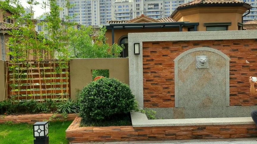 独栋别墅庭院景观中,设计个弧形廊架在花园里,安静舒适的生活