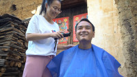 媳妇用电推剪在家理发,没想到是个剪发高手,剪完时尚显年轻