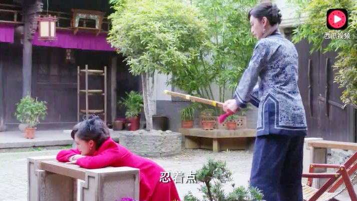 妹妹做错事,姐姐对妹妹施家法,打在妹身,疼在姐心