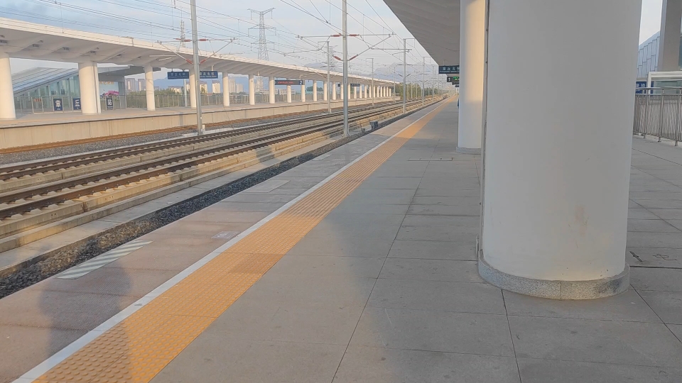 【车站广播】开往黄山北的G2670次列车就要进站了