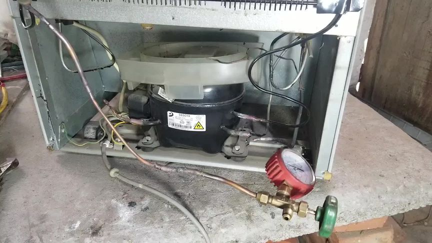 冰箱冰柜内漏盘管 怎样选择合适的毛细管呢 小伙是这样做的很简单