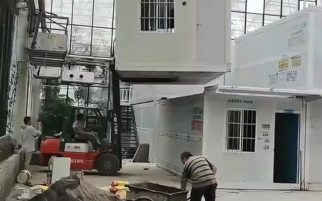 折叠集装箱活动房安装,室内高度不够无须担心,叉车也能作业!