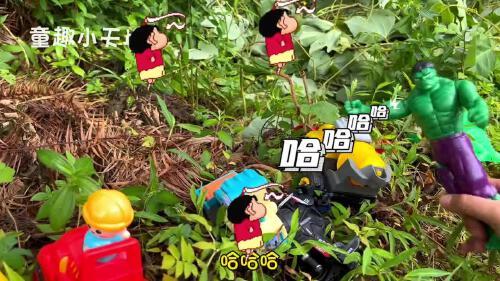 绿巨人把工程车们挂到树上了,挖掘机,压路机,搅拌机,吊车