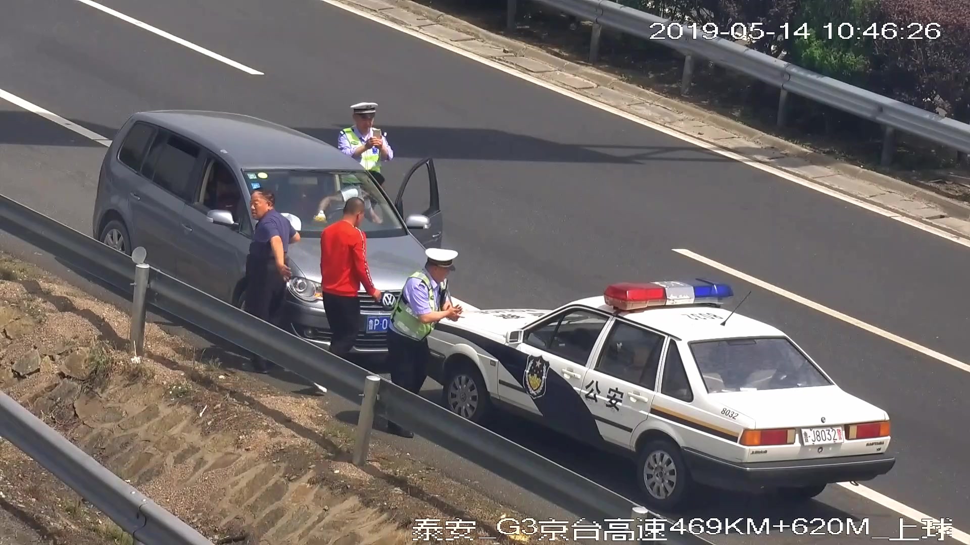 轿车亏电抛锚在高速 泰安高速交警急速救援 车主连连表示感谢!