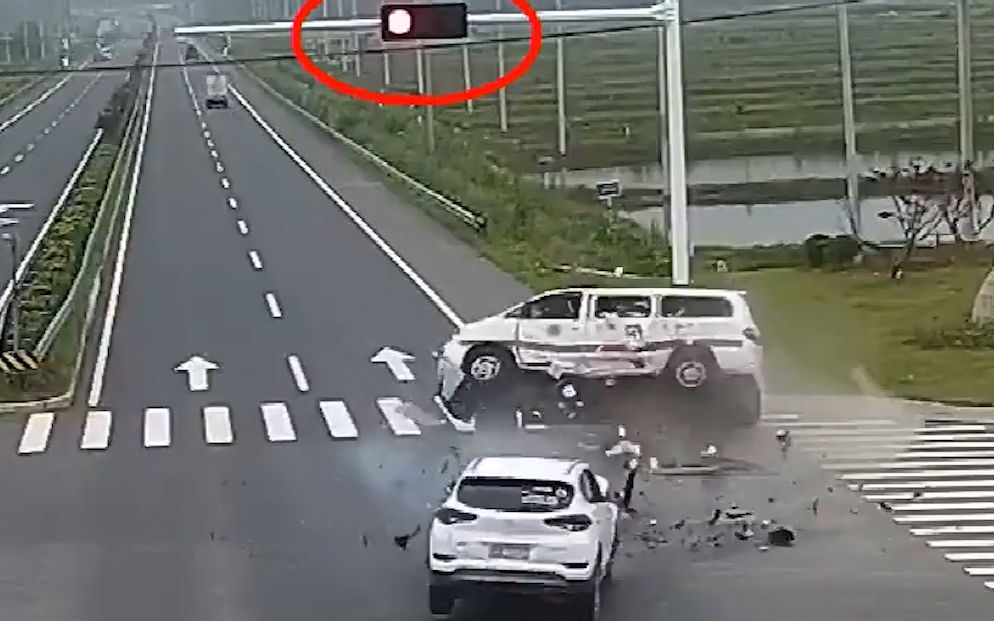 第305期:救护车闯红灯与正常行驶的SUV相撞,被判全责,你怎么看?