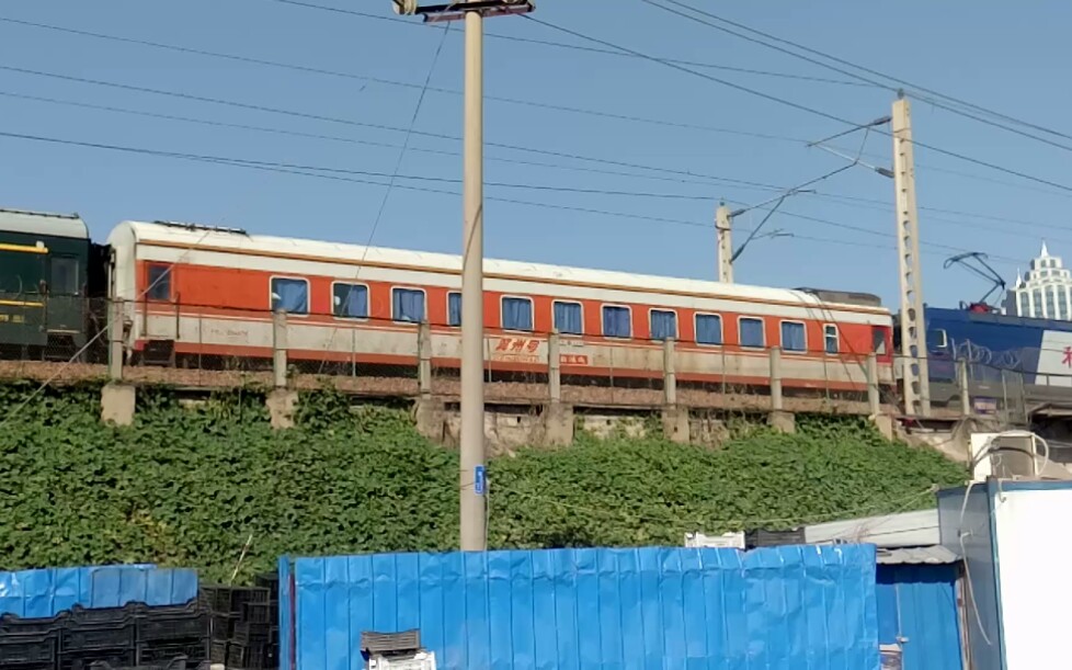 HXD3C(狒狒)牵引K106深圳——北京西快速通过商丘市G310国道