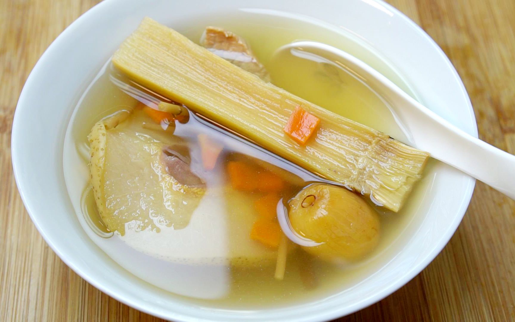 【竹蔗茅根雪梨汤】天冷了,这一煲广式汤水要多煲,汤汁甘甜,祛火清润...