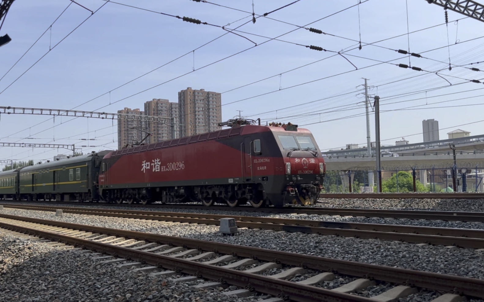 ...D-0296牵引客车K2048次(沈阳北—西安)晚点90分通过沈铁火车头佳园