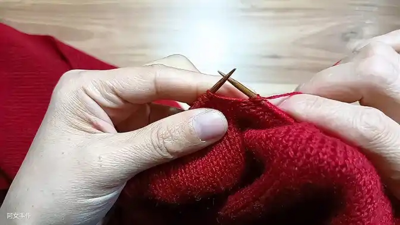 织红色羊绒围巾的第二十一天,大家看一下效果
